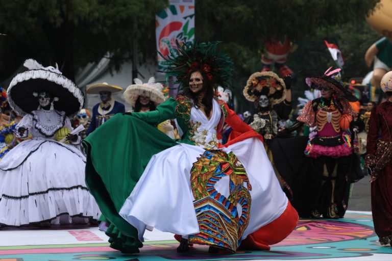 MILES DE PERSONAS CELEBRAN GRAN DESFILE MUNDIALISTA “LA PELOTA VUELVE A ...
